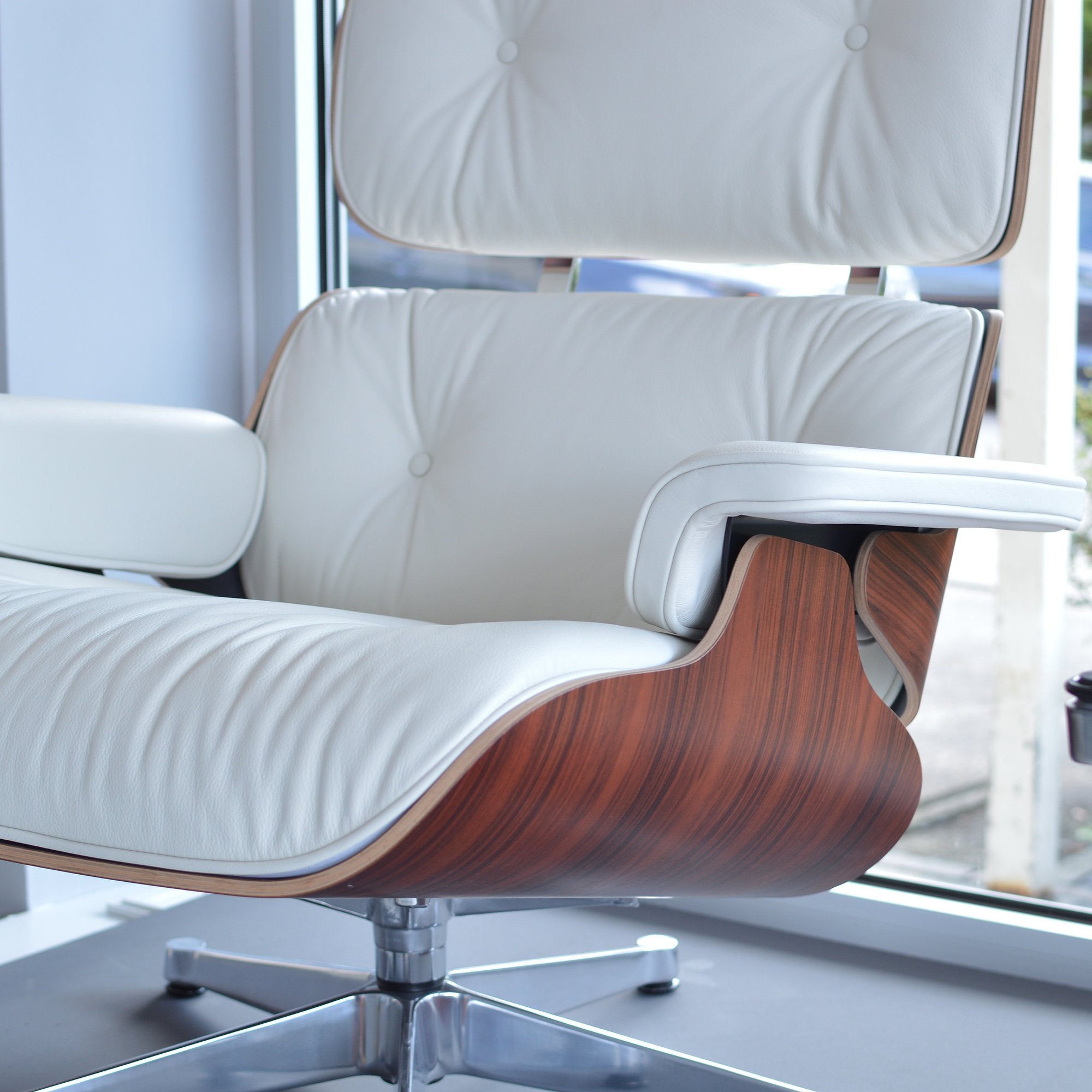 Vitra Lounge Chair Ottoman poliert Santos Palisander Leder Premium F Snow Klassische MaBe